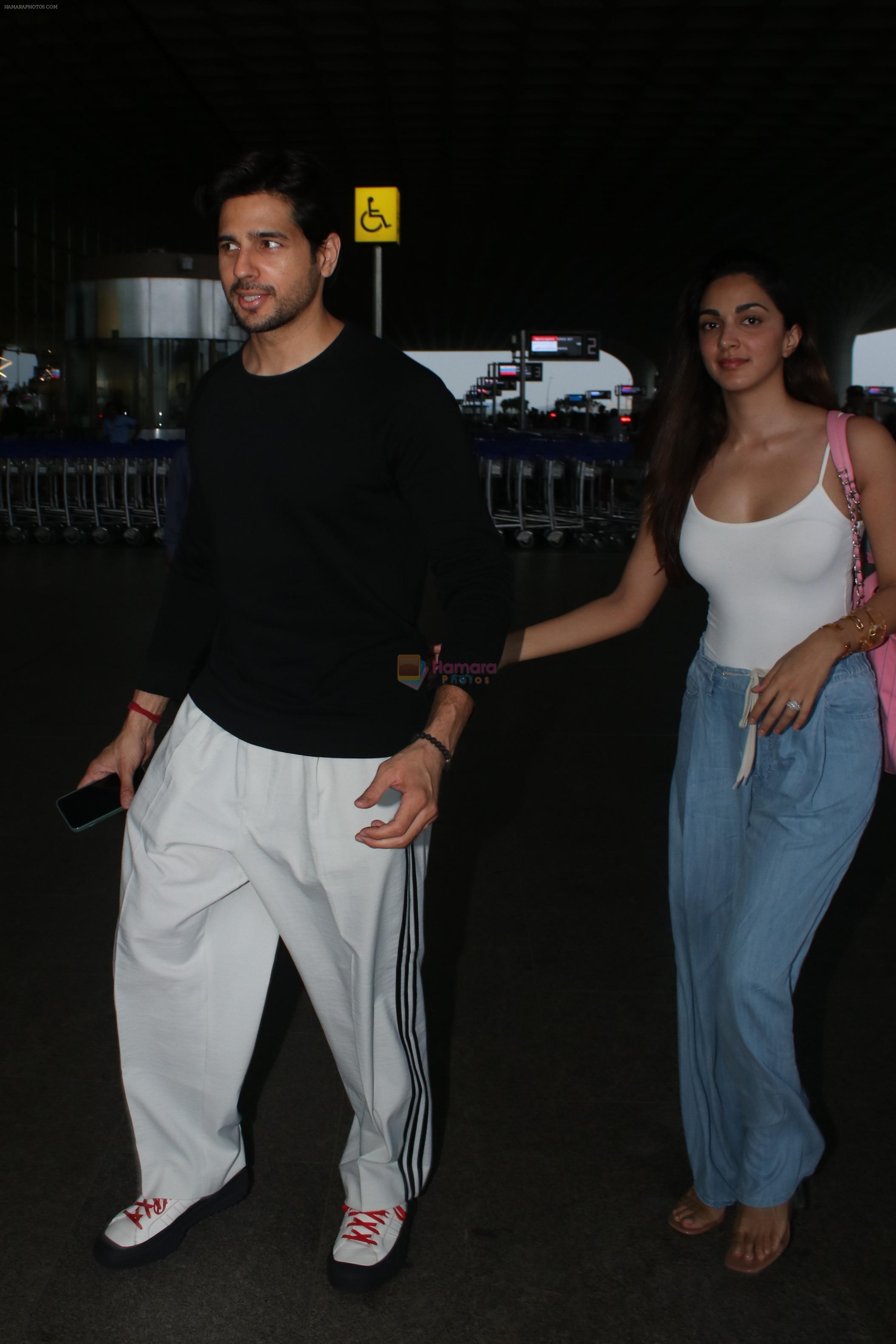 Kiara Advani, Sidharth Malhotra seen at the airport on 19 July 2023 ...