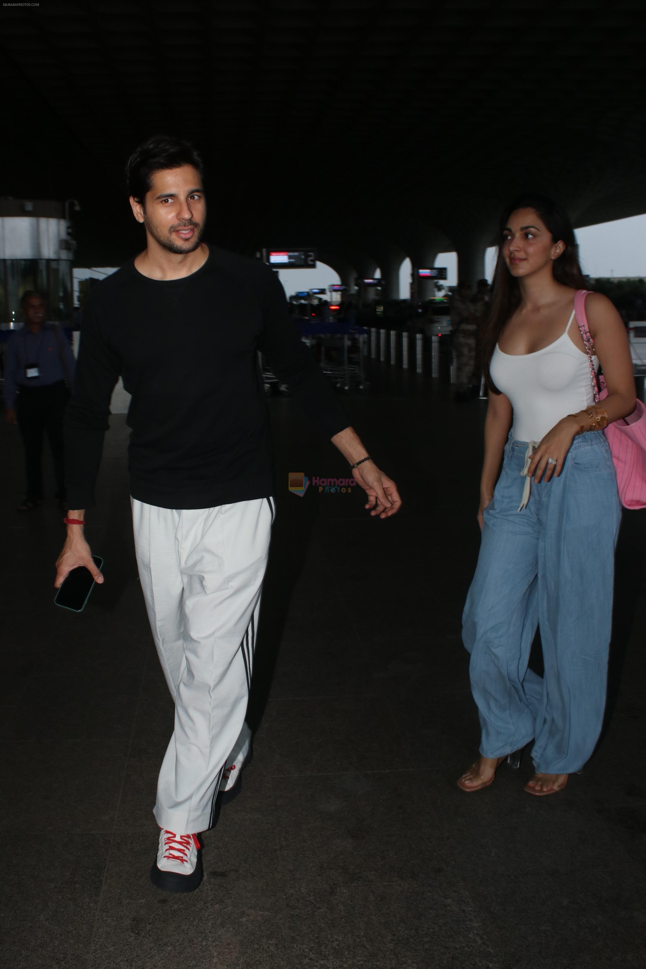 Kiara Advani, Sidharth Malhotra seen at the airport on 19 July 2023 ...