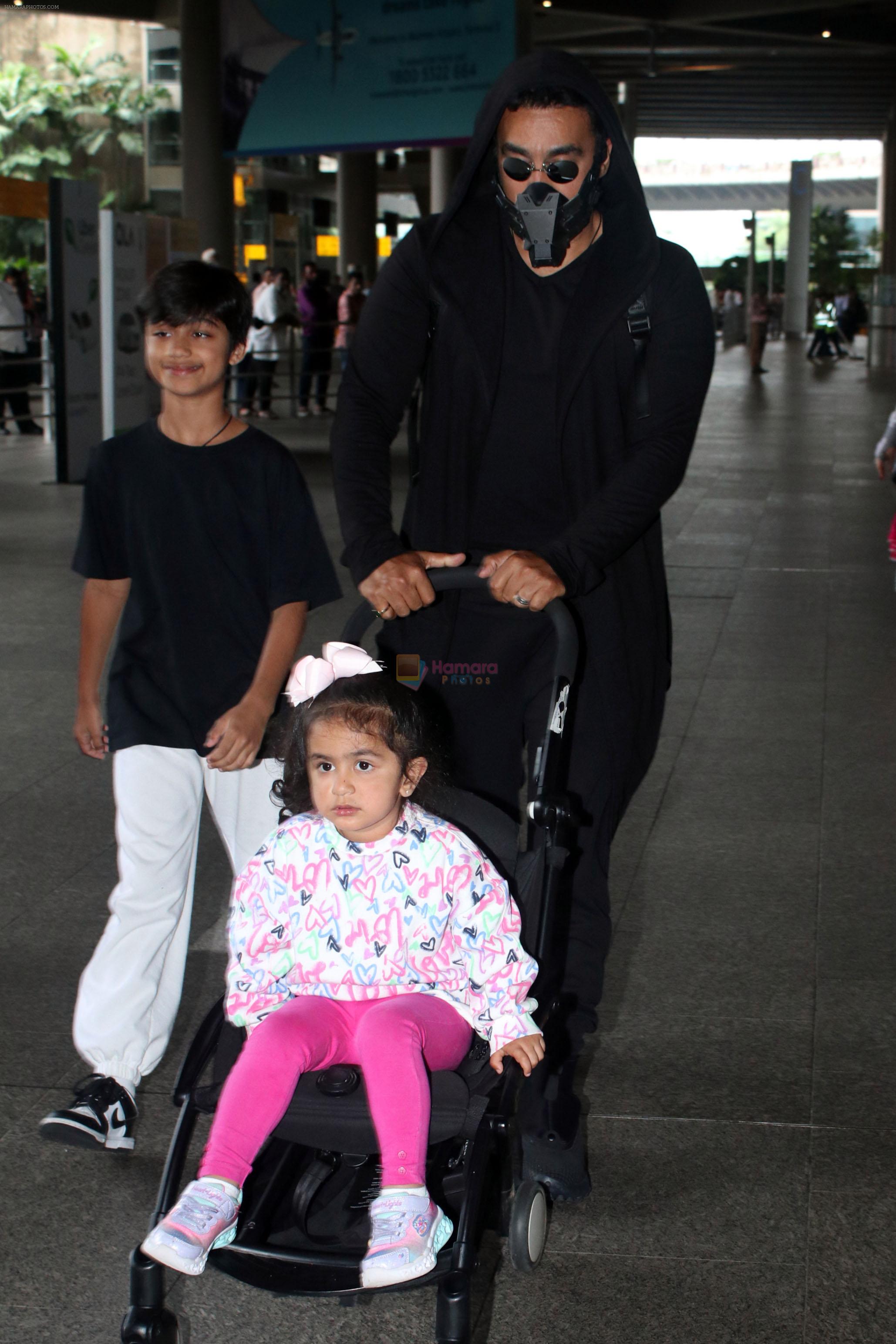 Raj Kundra, Samisha Raj Kundra, Vivaan Raj Kundra seen at the airport ...