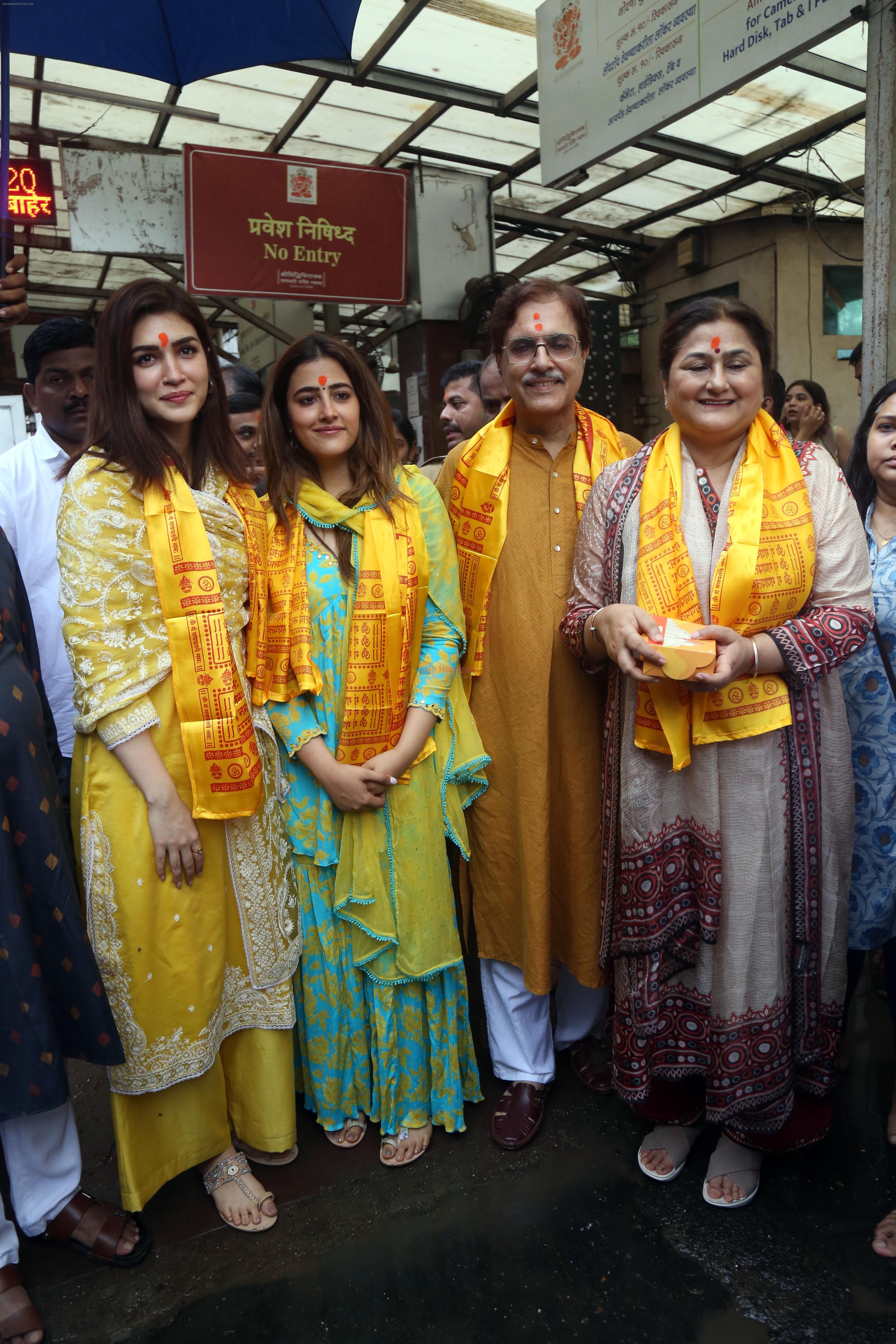 Kriti Sanon, Nupur Sanon, Rahul Sanon, Geeta Sanon at the Siddhivinayak ...