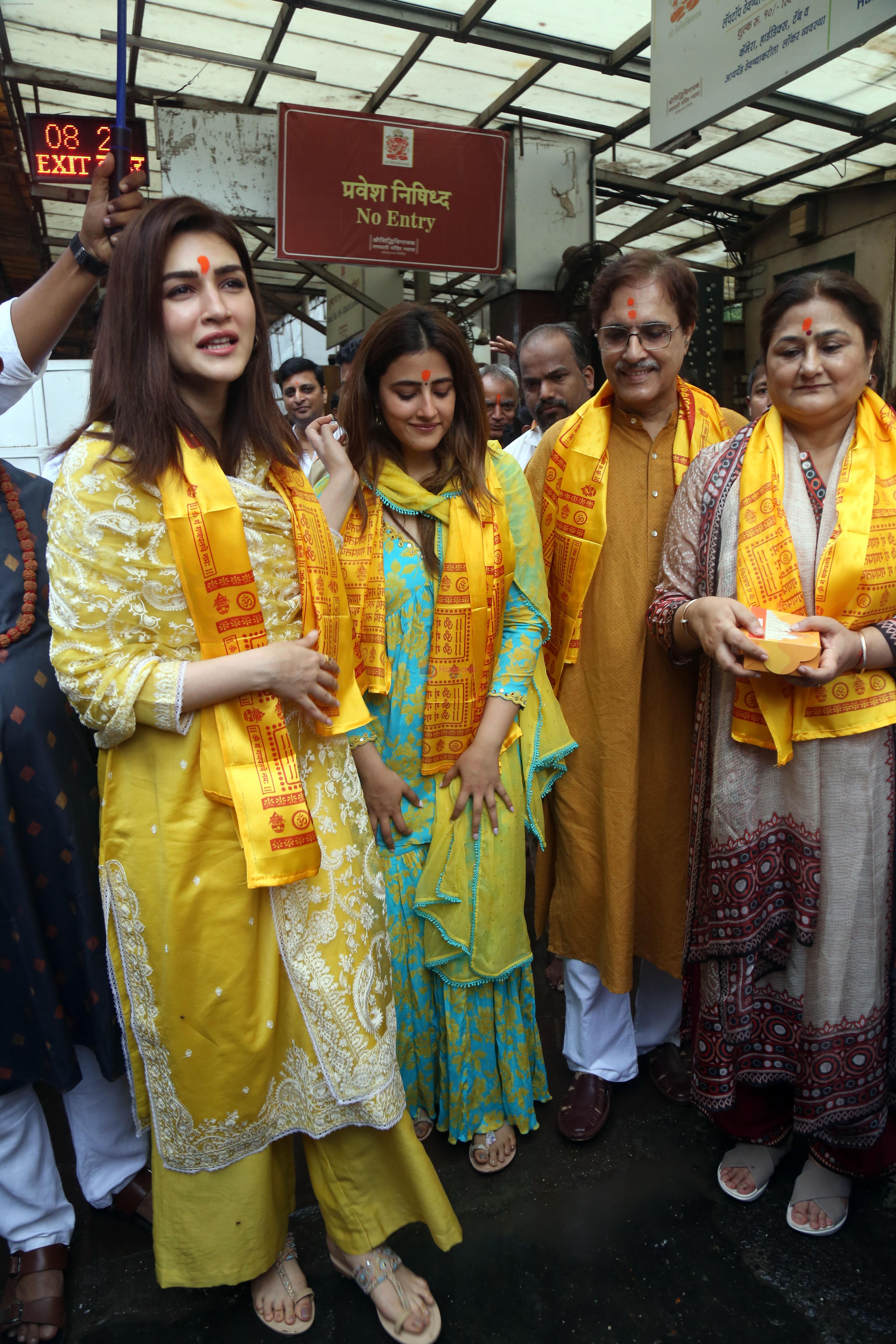 Kriti Sanon, Nupur Sanon, Rahul Sanon, Geeta Sanon at the Siddhivinayak ...