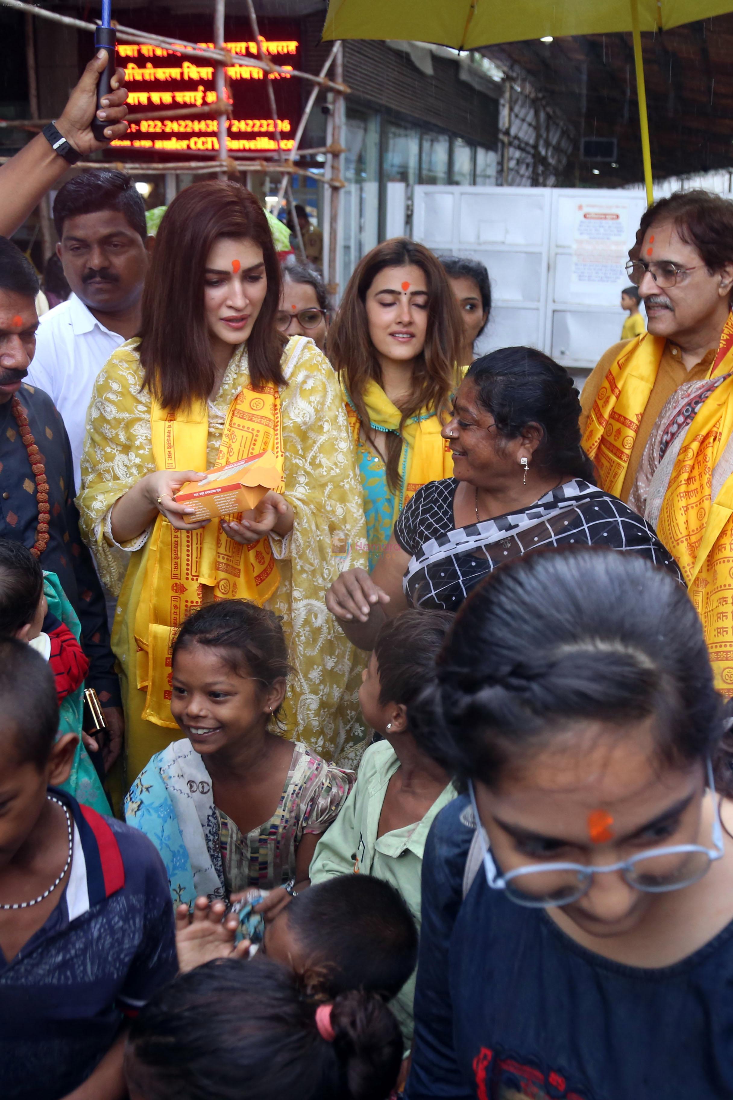 Kriti Sanon, Nupur Sanon, Rahul Sanon at the Siddhivinayak Temple on ...