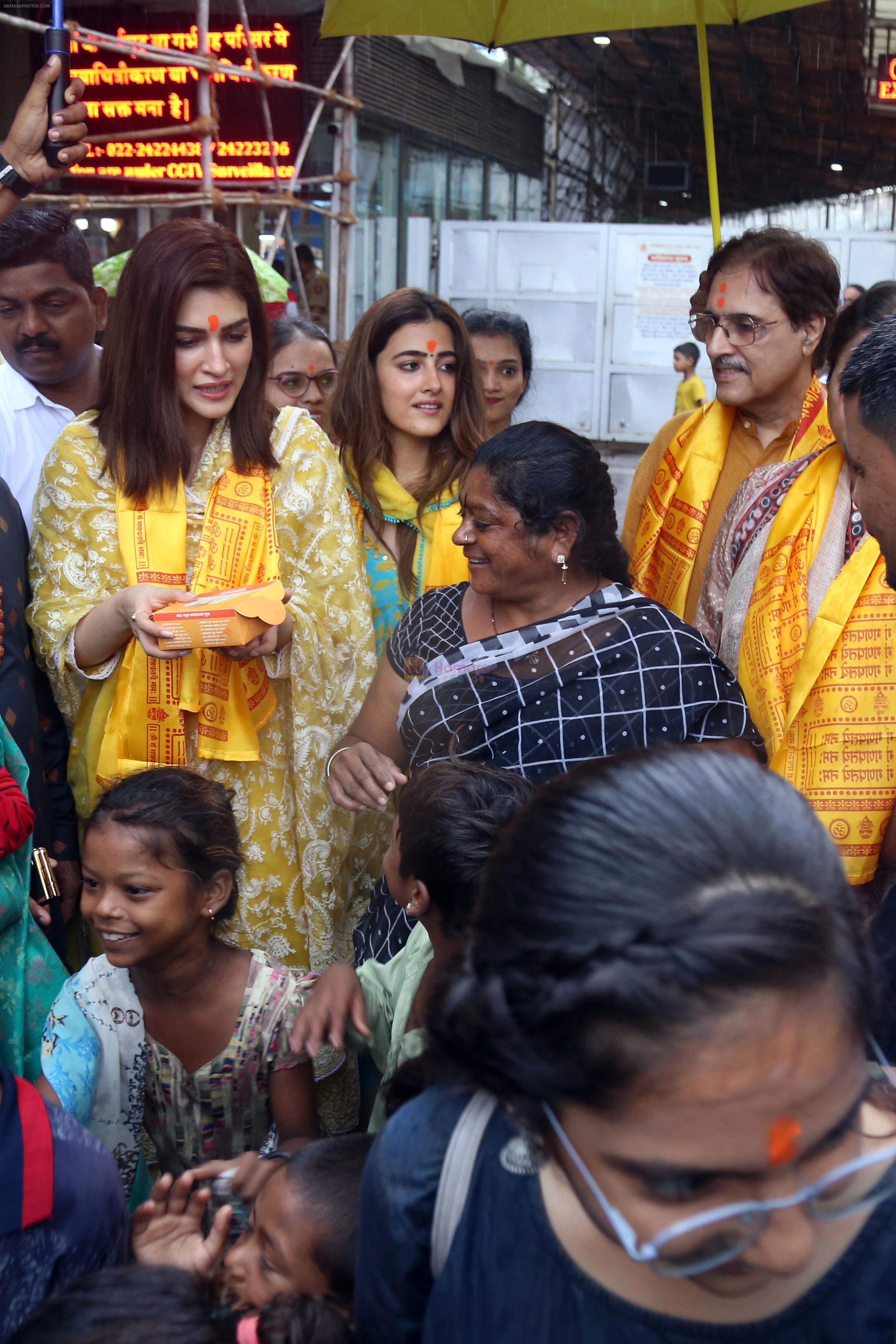 Kriti Sanon, Nupur Sanon, Rahul Sanon at the Siddhivinayak Temple on ...