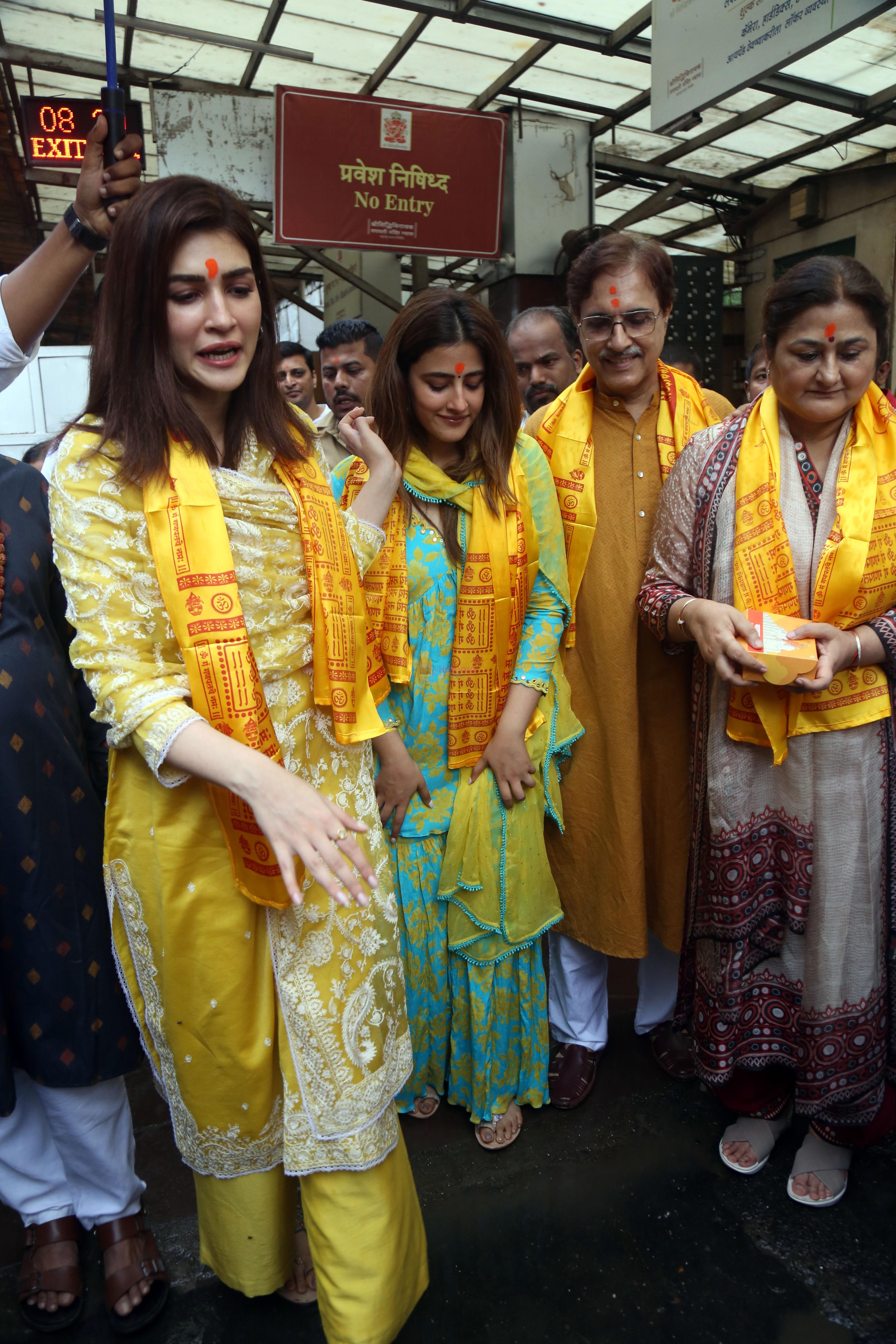 Kriti Sanon, Nupur Sanon, Rahul Sanon, Geeta Sanon at the Siddhivinayak ...