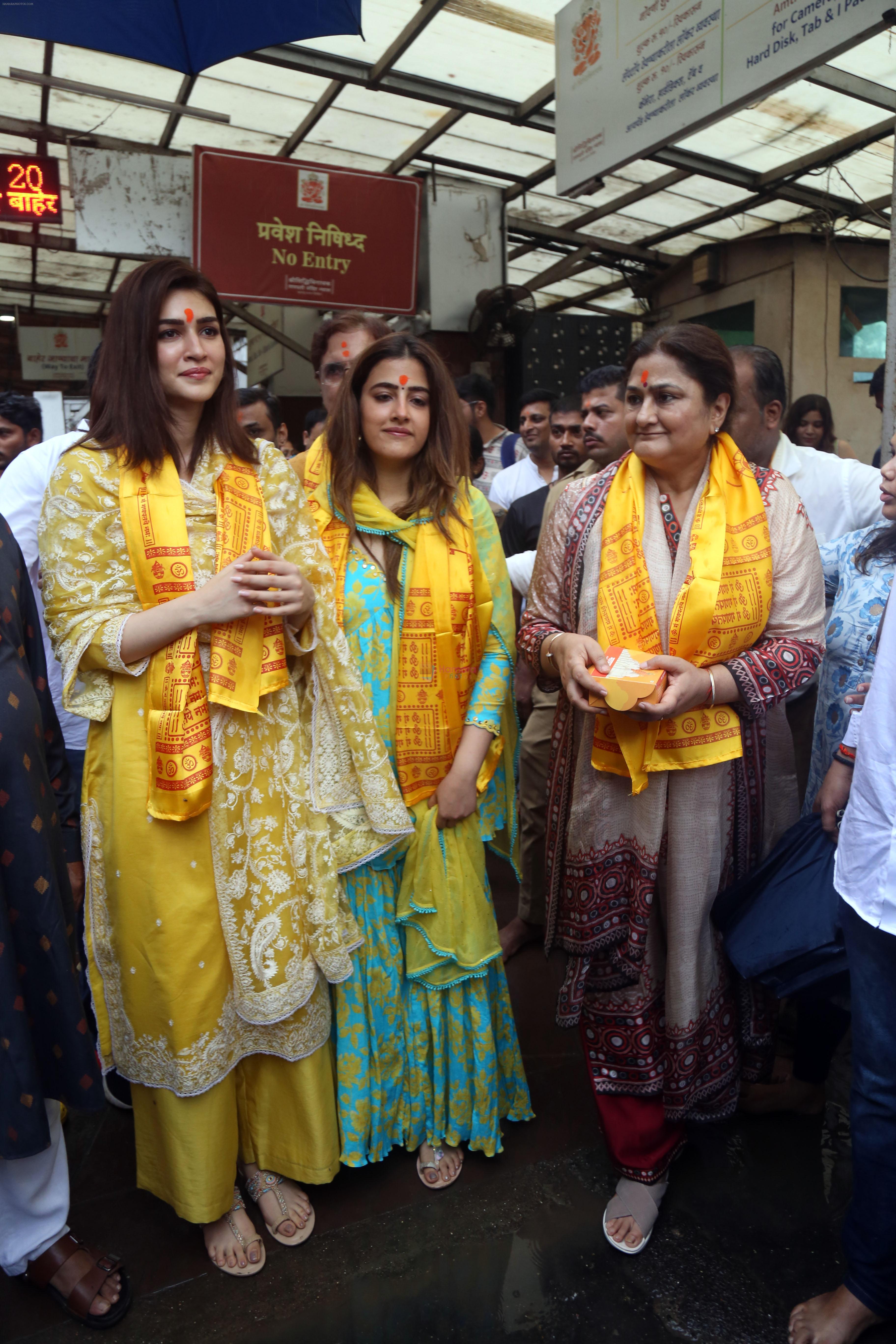 Kriti Sanon, Nupur Sanon, Geeta Sanon at the Siddhivinayak Temple on ...