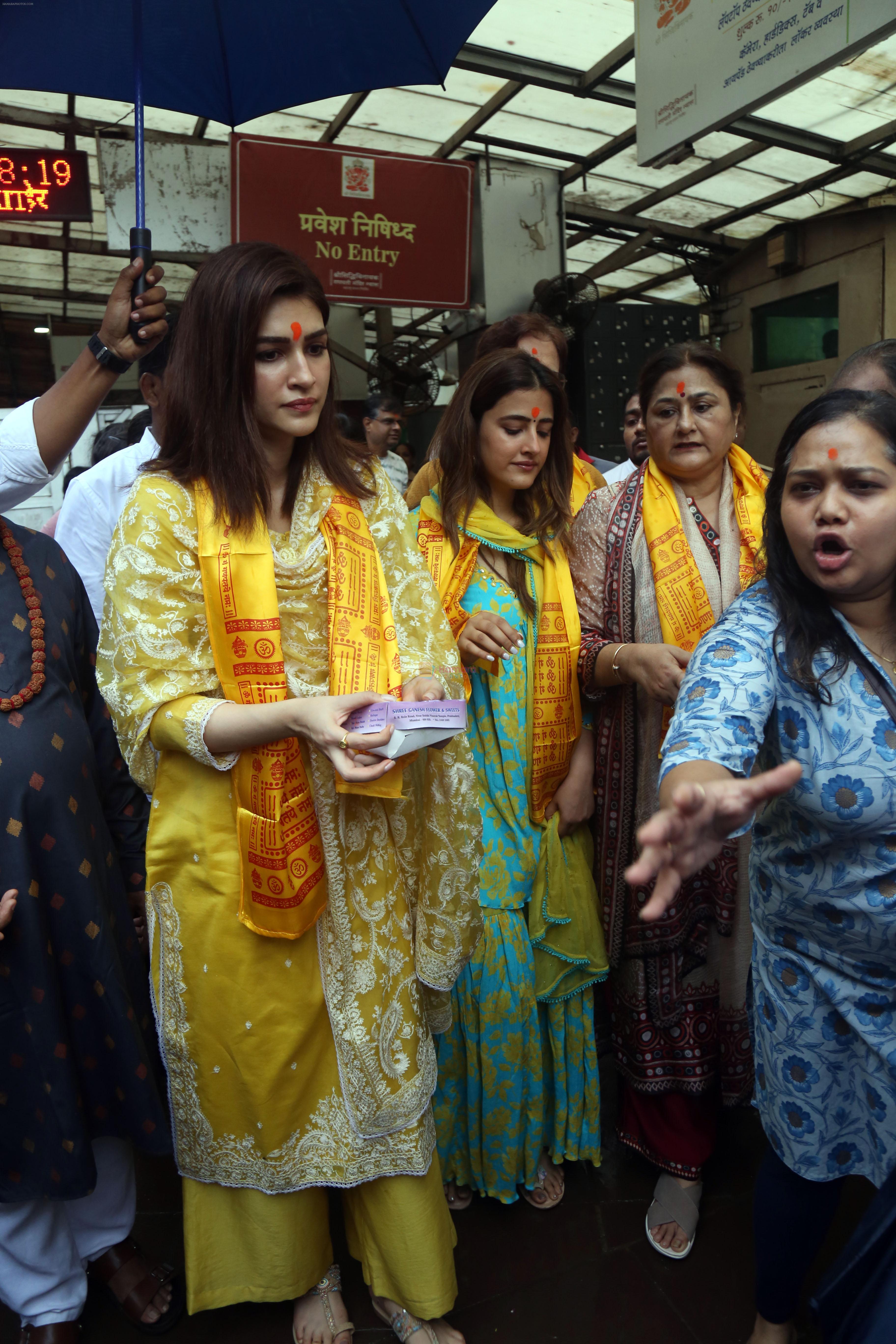 Kriti Sanon, Nupur Sanon, Geeta Sanon at the Siddhivinayak Temple on ...