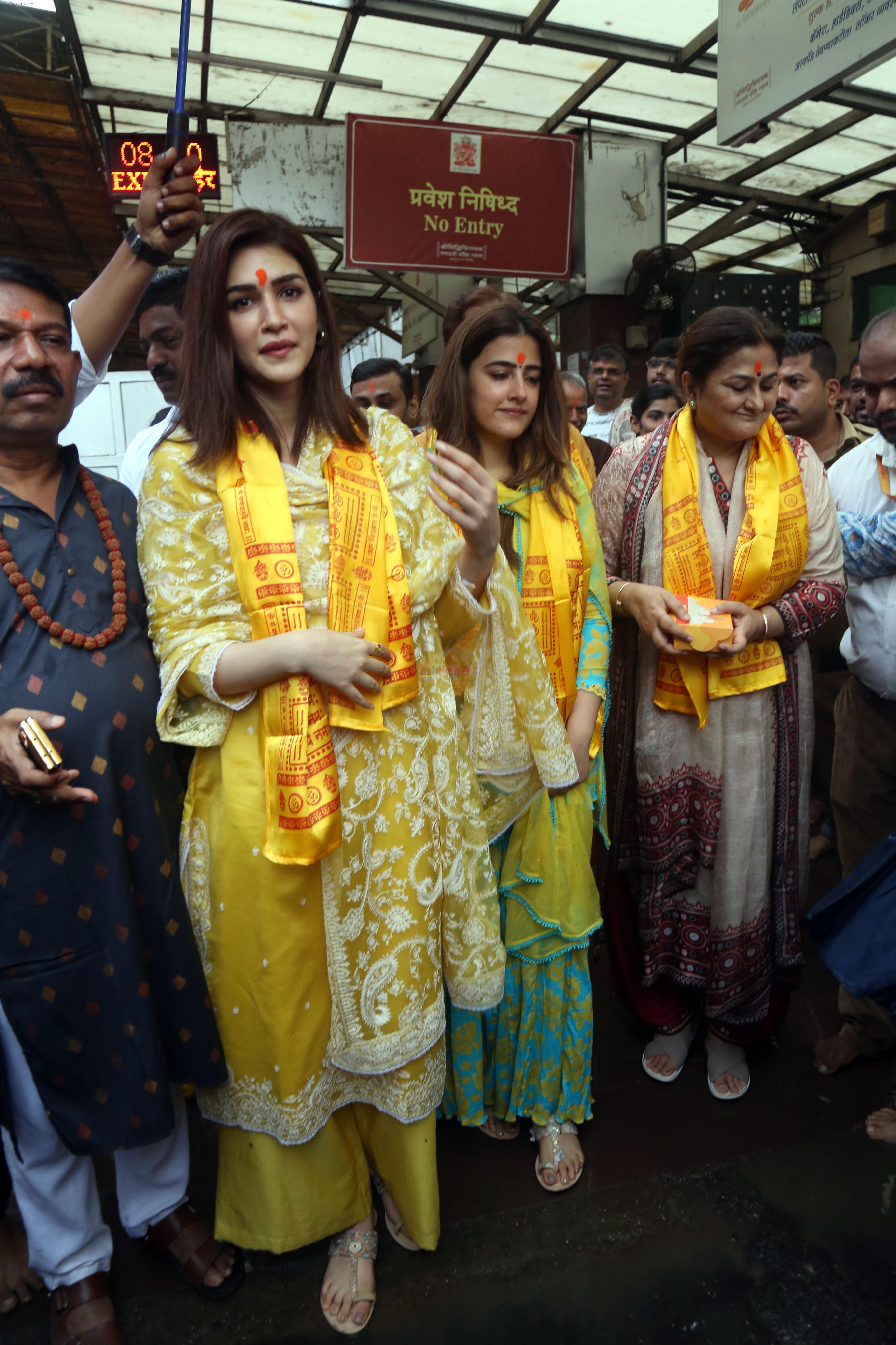 Kriti Sanon, Nupur Sanon, Geeta Sanon at the Siddhivinayak Temple on ...