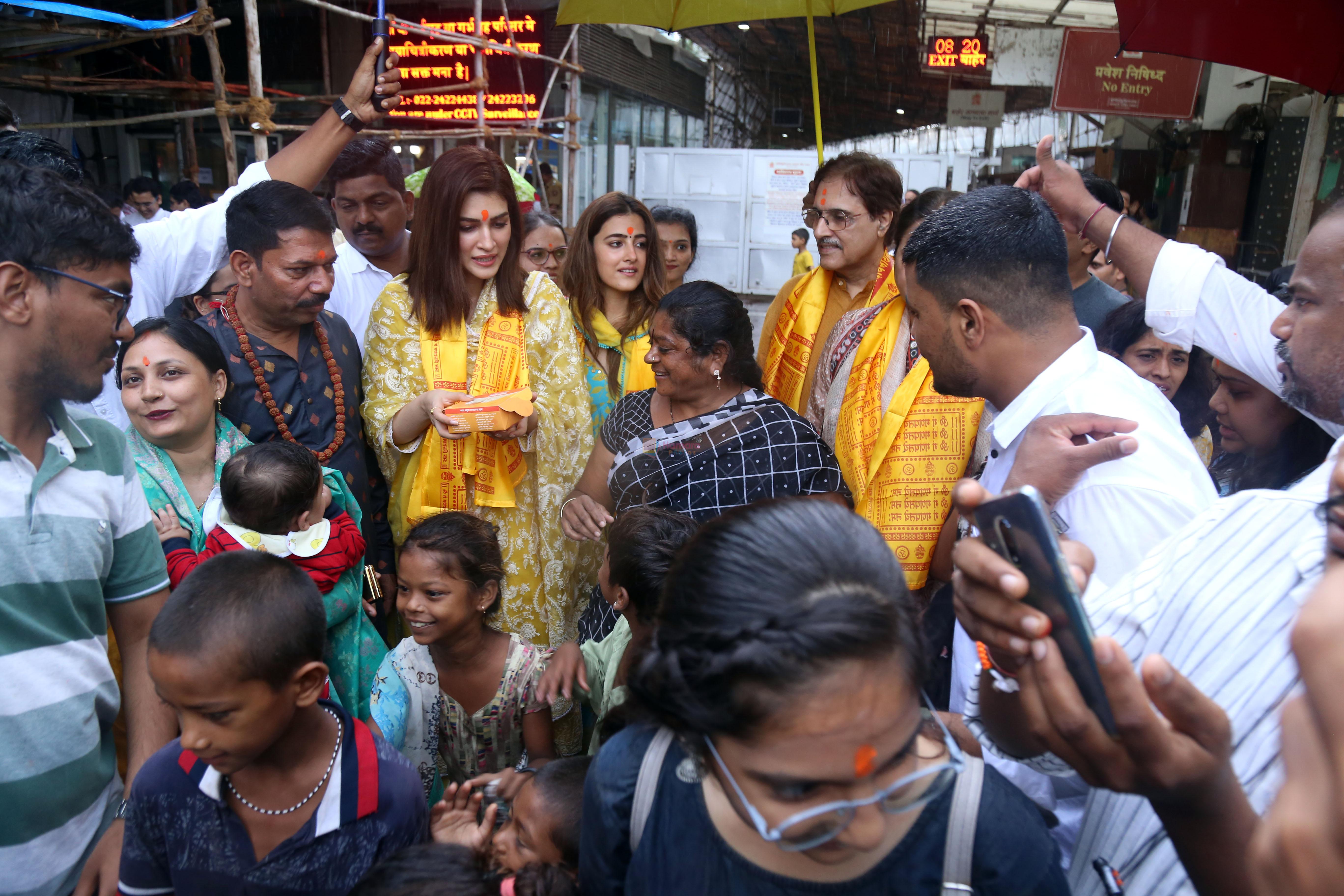 Kriti Sanon, Nupur Sanon, Rahul Sanon at the Siddhivinayak Temple on ...