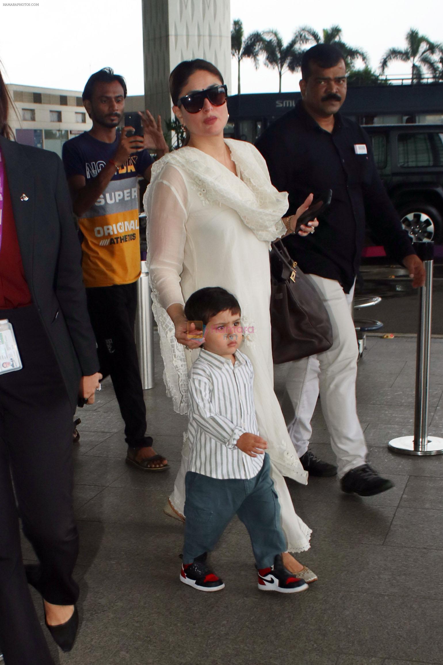 Jeh Ali Khan, Kareena Kapoor Spotted At Airport Departure on 17th Sept ...