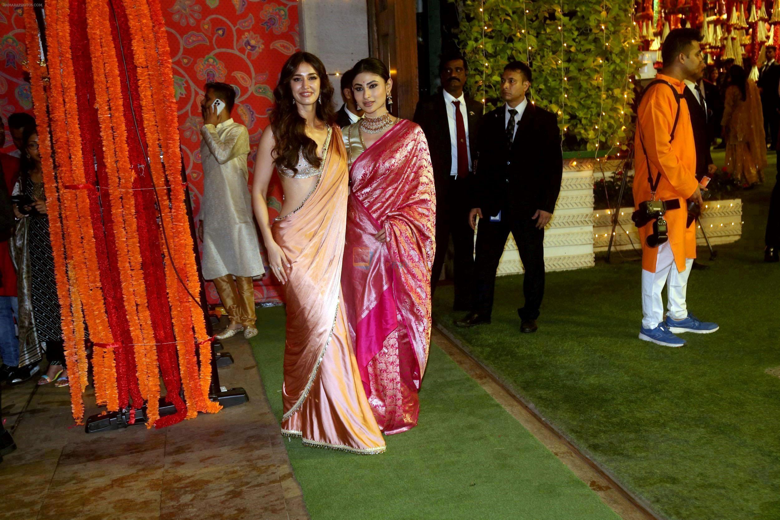 Disha Patani, Mouni Roy at Ambani House Antilia for Ganpati Darshan on ...