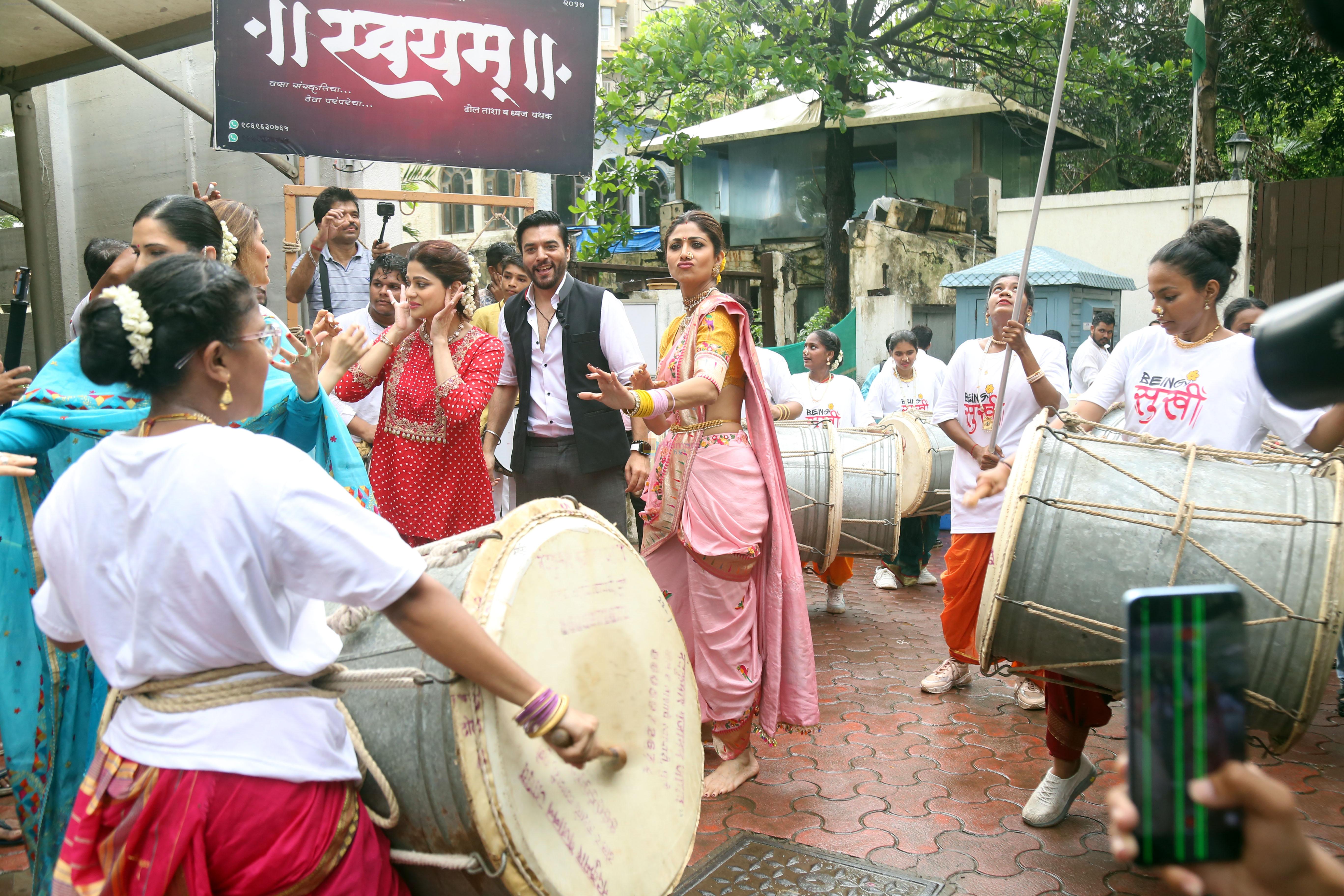 Chaitanya Choudhry, Shamita Shetty, Shilpa Shetty at Ganpati Visarjan ...