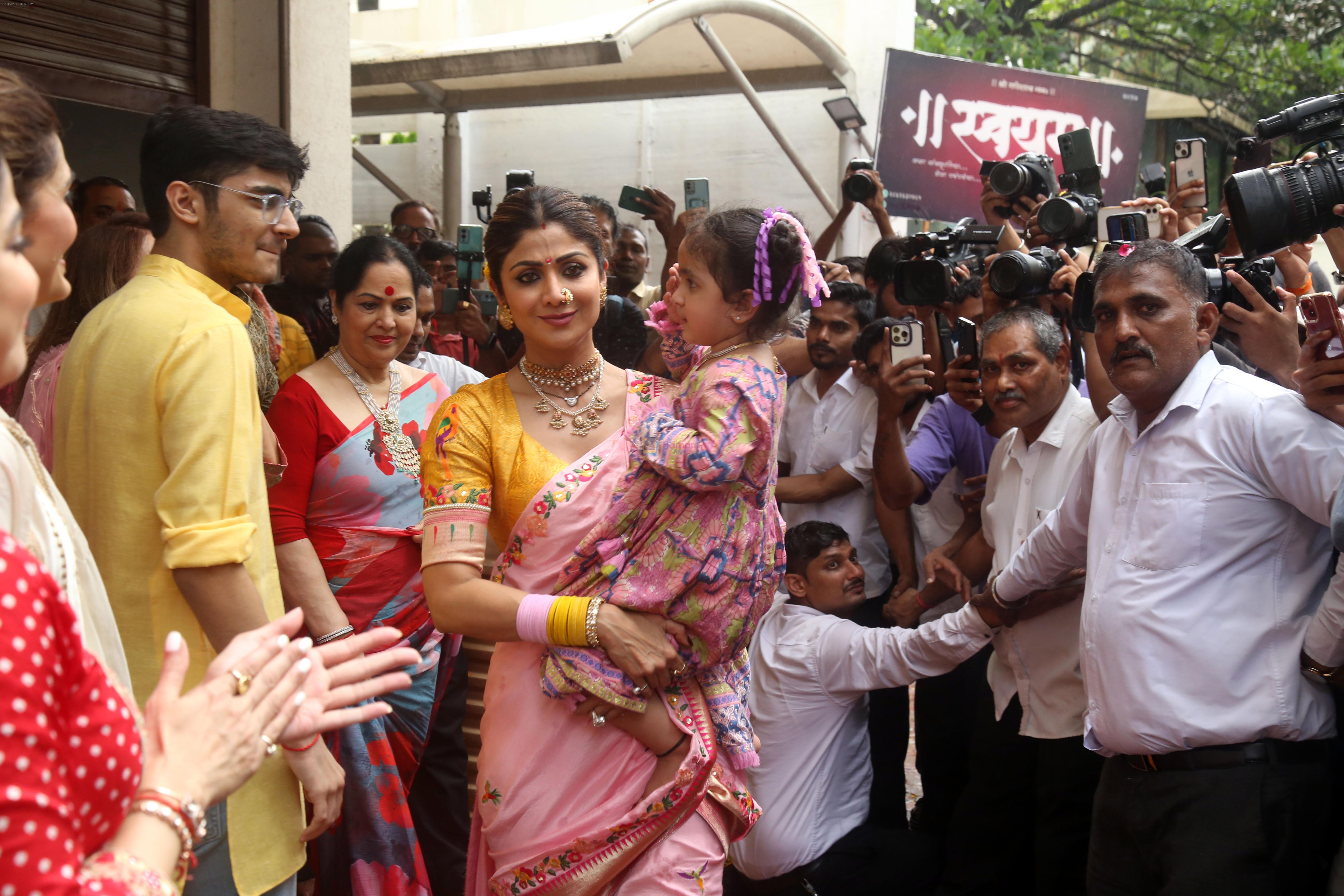 Samisha Shetty, Shilpa Shetty, Sunanda Shetty at Ganpati Visarjan on ...