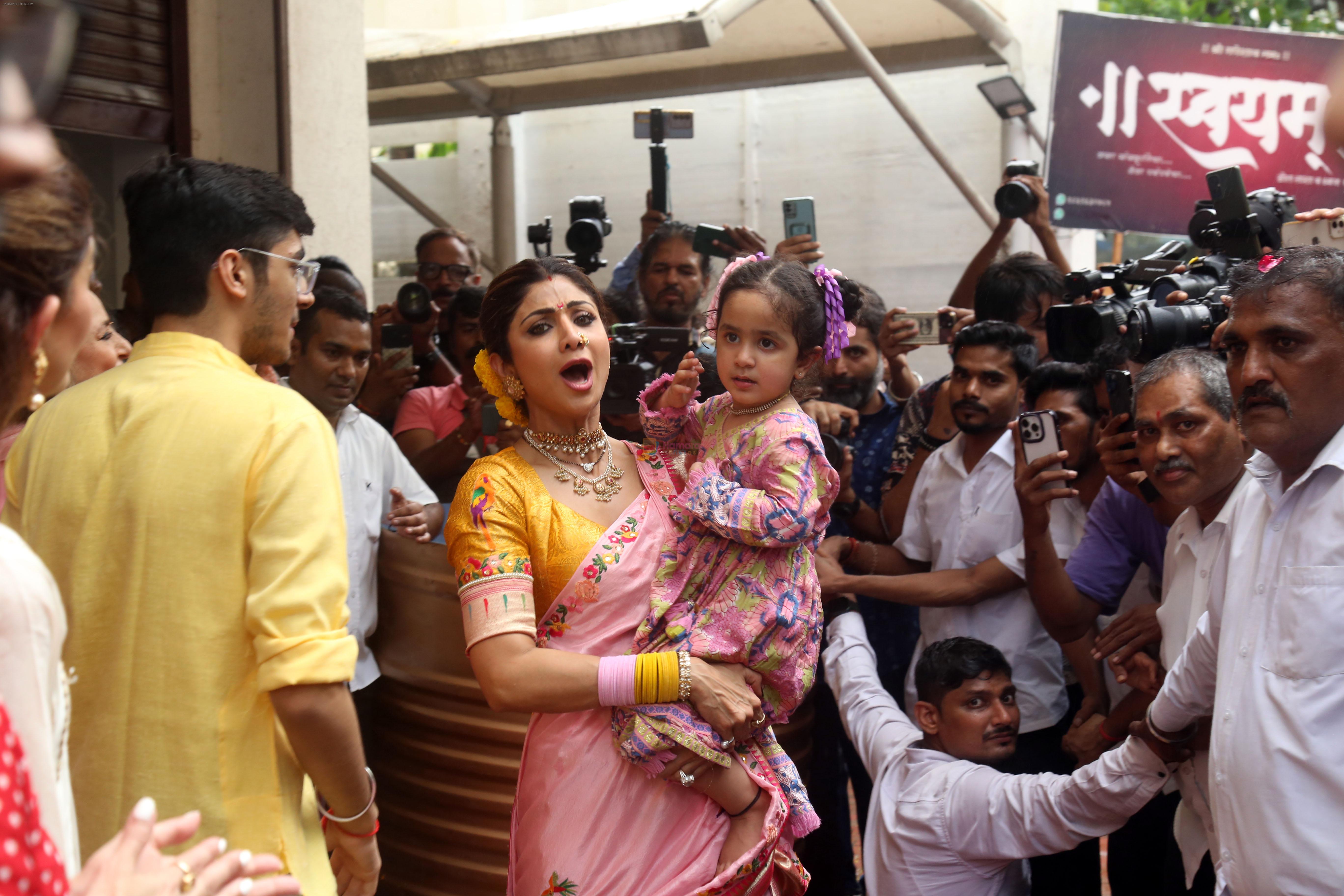 Samisha Shetty, Shilpa Shetty at Ganpati Visarjan on 20th Sept 2023 ...