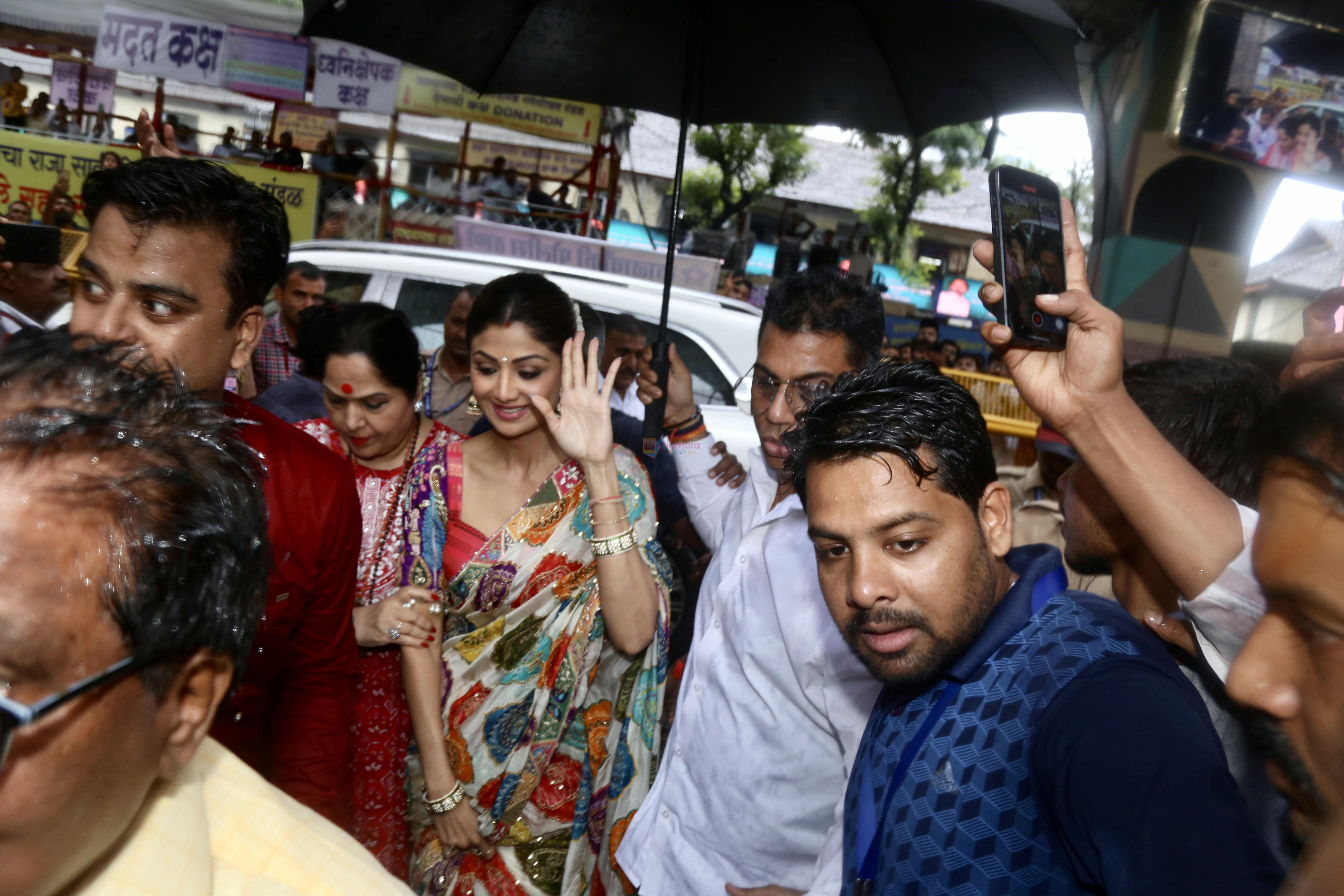 Shilpa Shetty, Sunanda Shetty visits Lalbaugcha Raja temple on 22nd ...