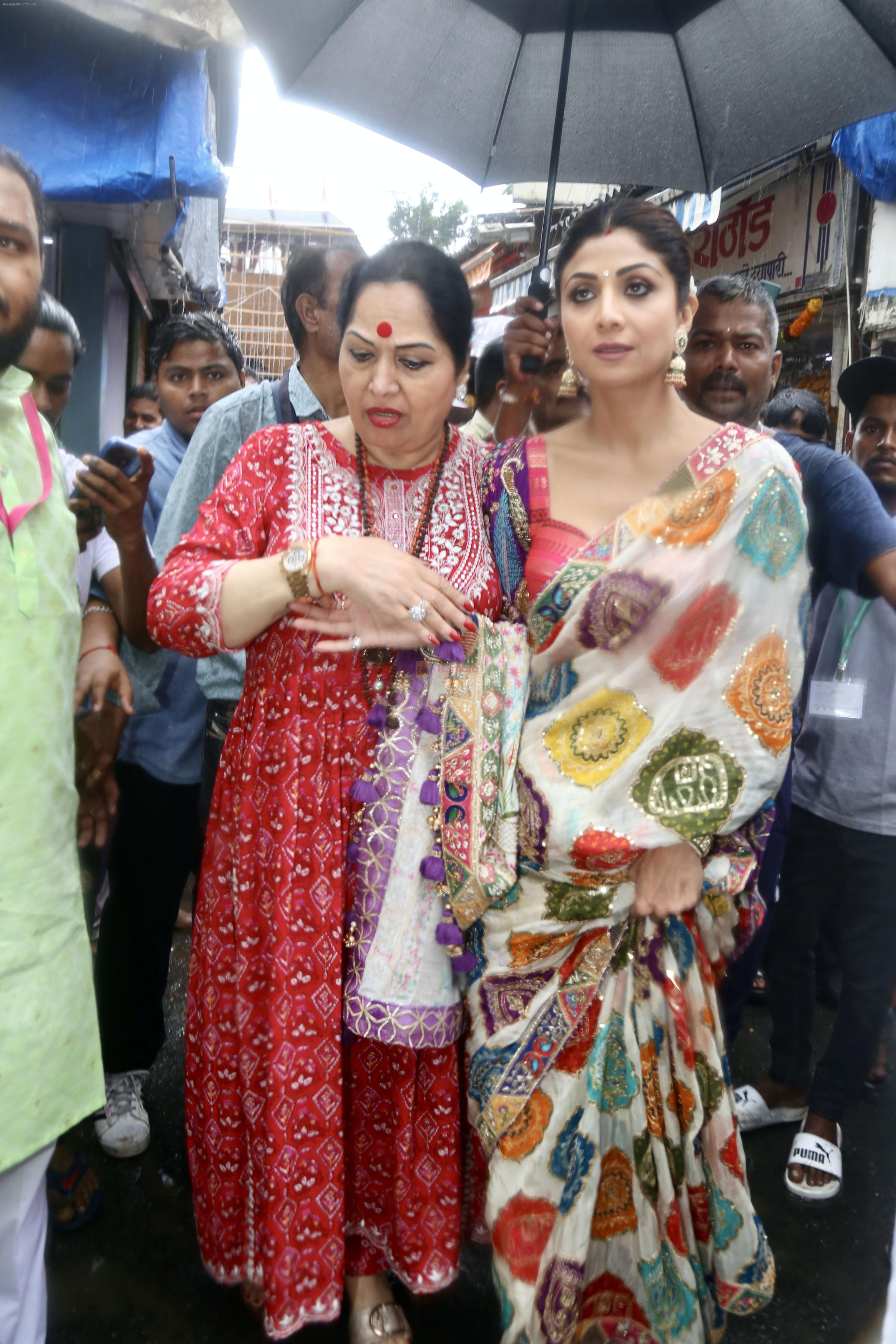 Shilpa Shetty, Sunanda Shetty visits Lalbaugcha Raja temple on 22nd ...