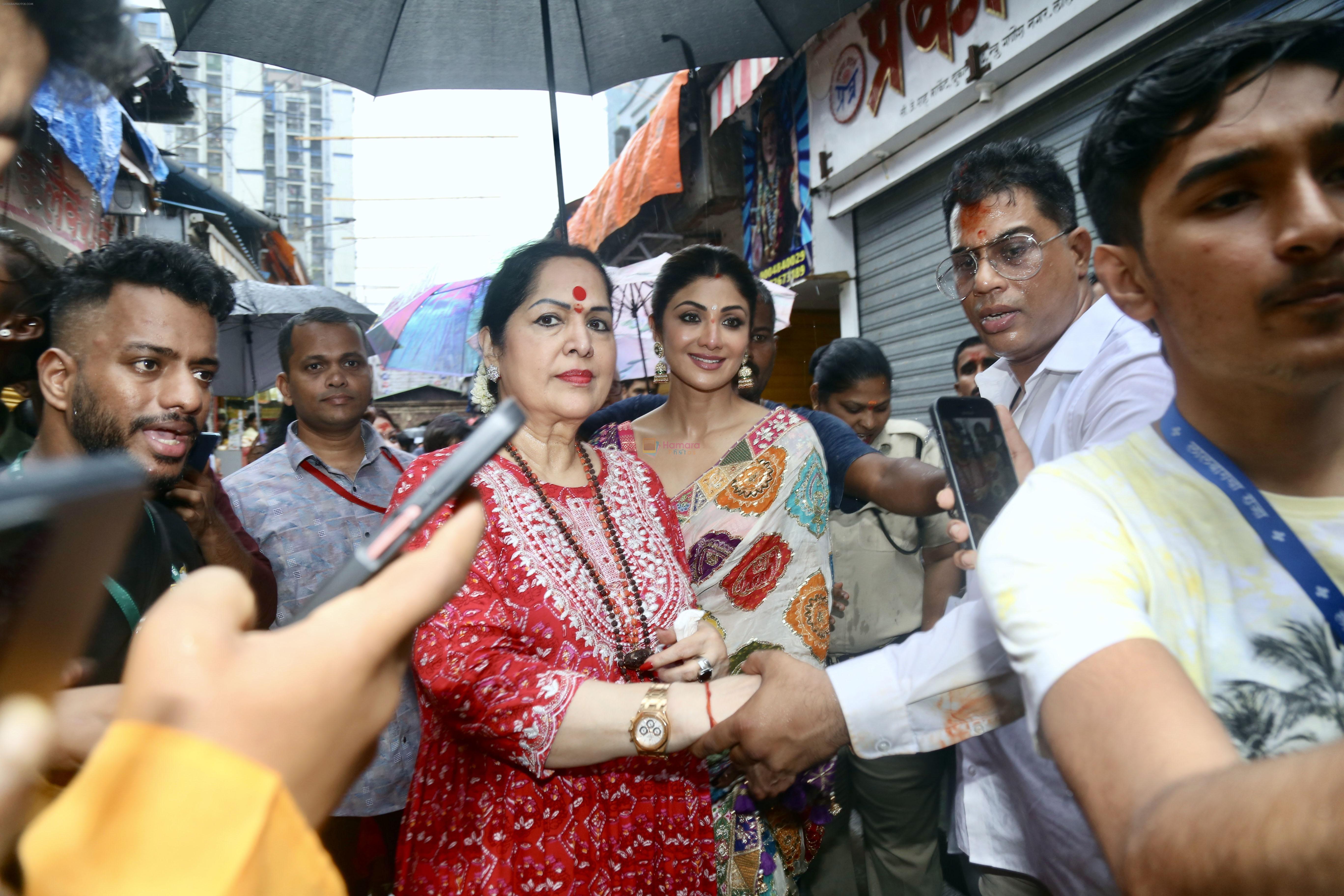 Shilpa Shetty, Sunanda Shetty visits Lalbaugcha Raja temple on 22nd ...