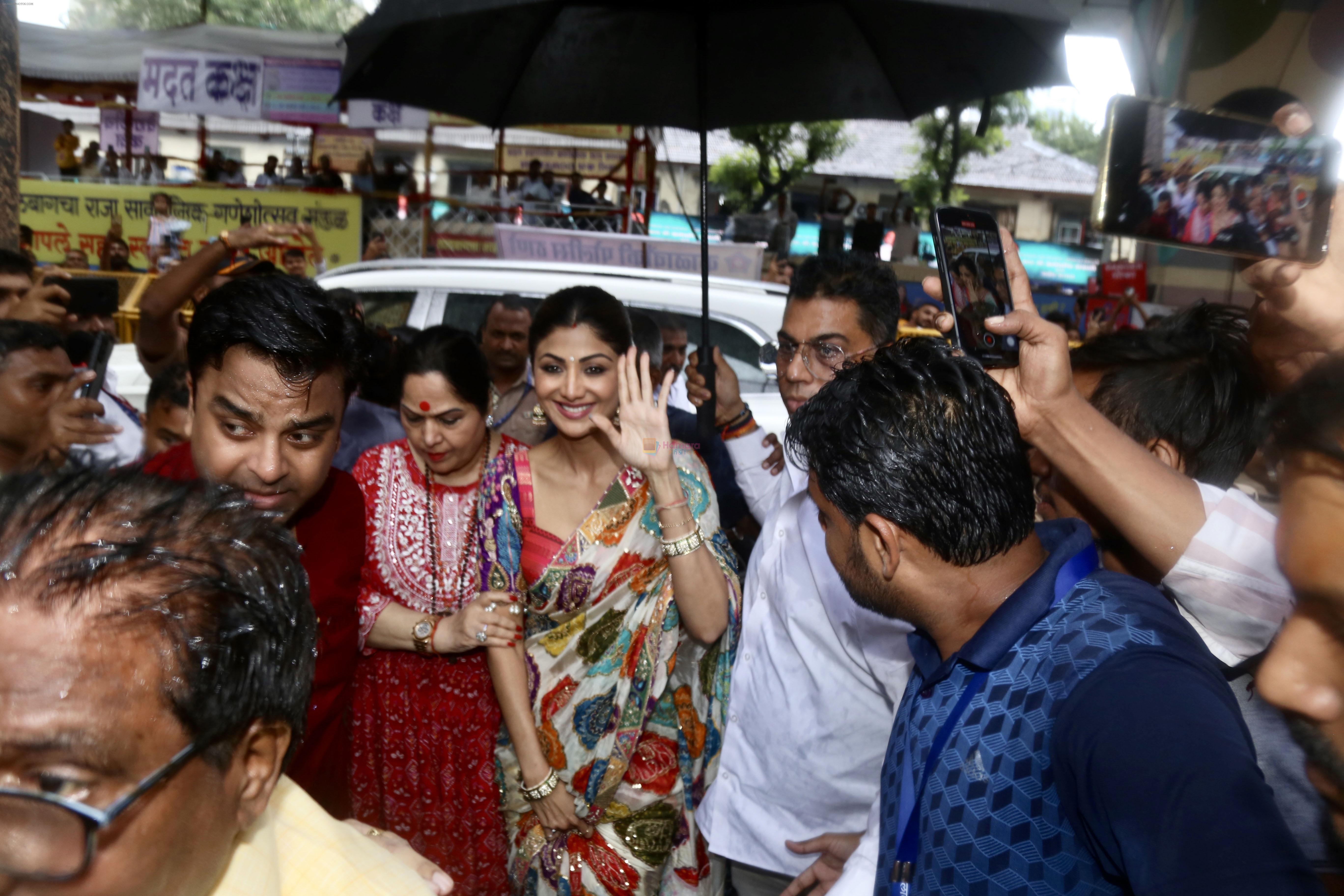 Shilpa Shetty, Sunanda Shetty visits Lalbaugcha Raja temple on 22nd ...