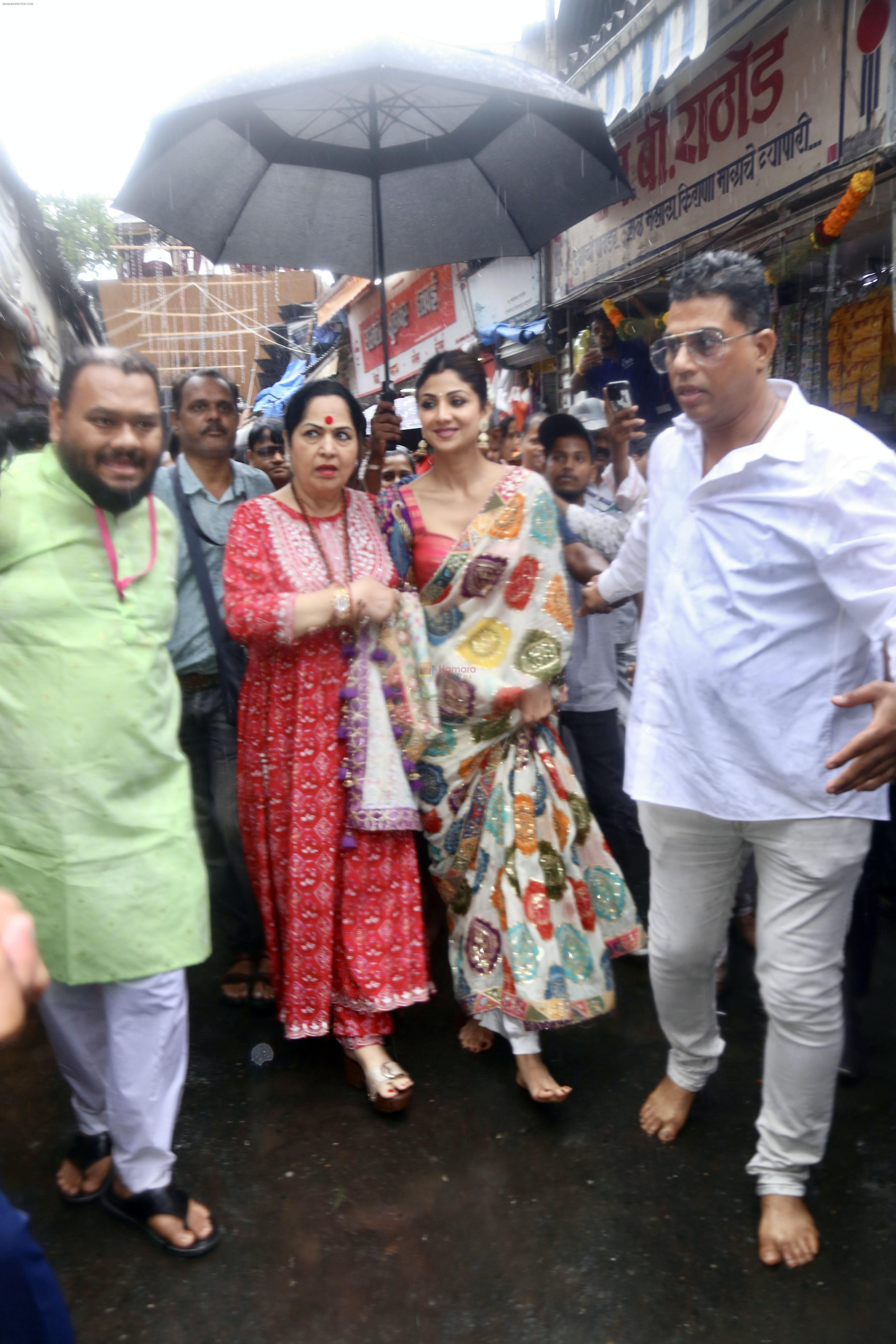 Shilpa Shetty, Sunanda Shetty visits Lalbaugcha Raja temple on 22nd ...