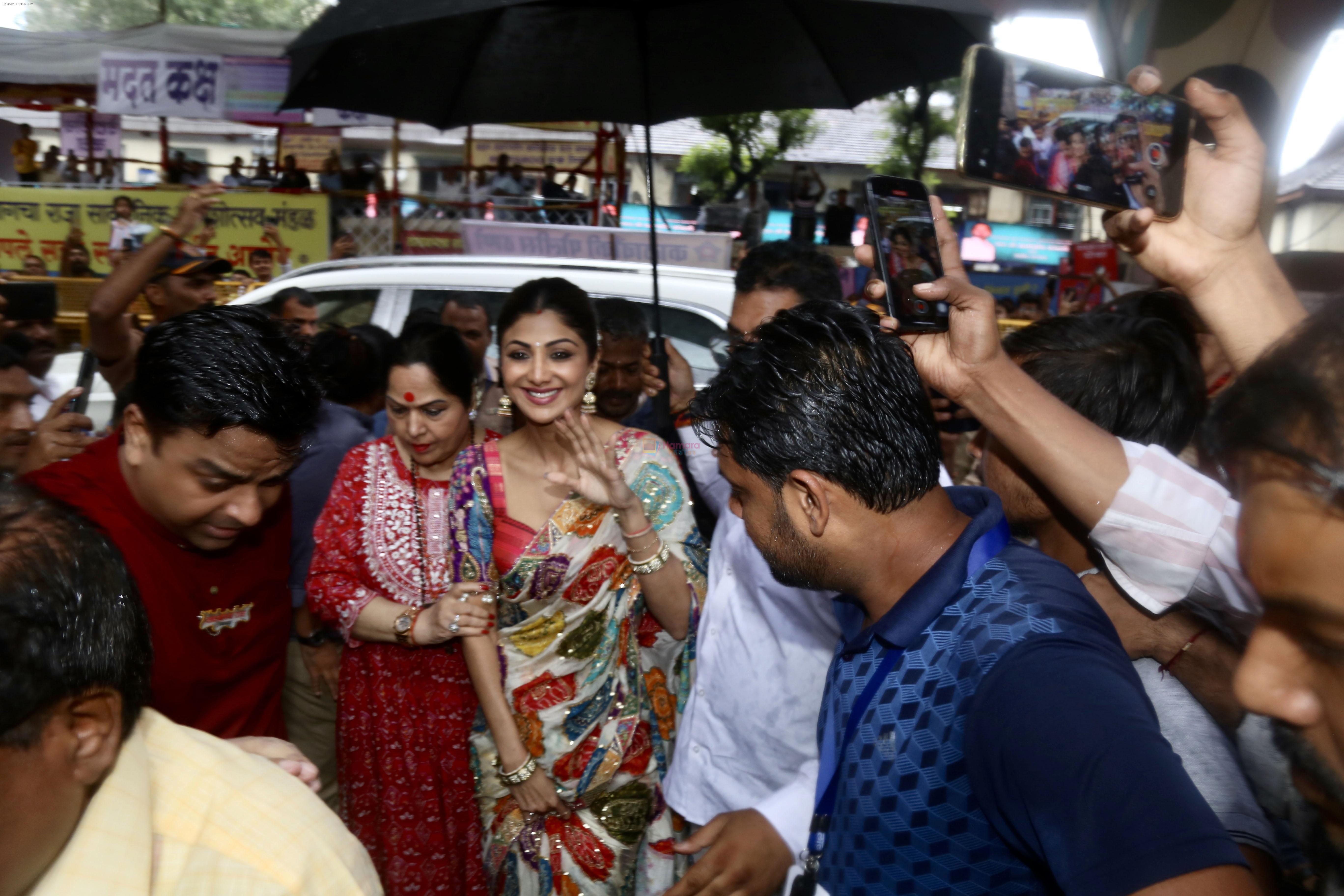 Shilpa Shetty, Sunanda Shetty visits Lalbaugcha Raja temple on 22nd ...