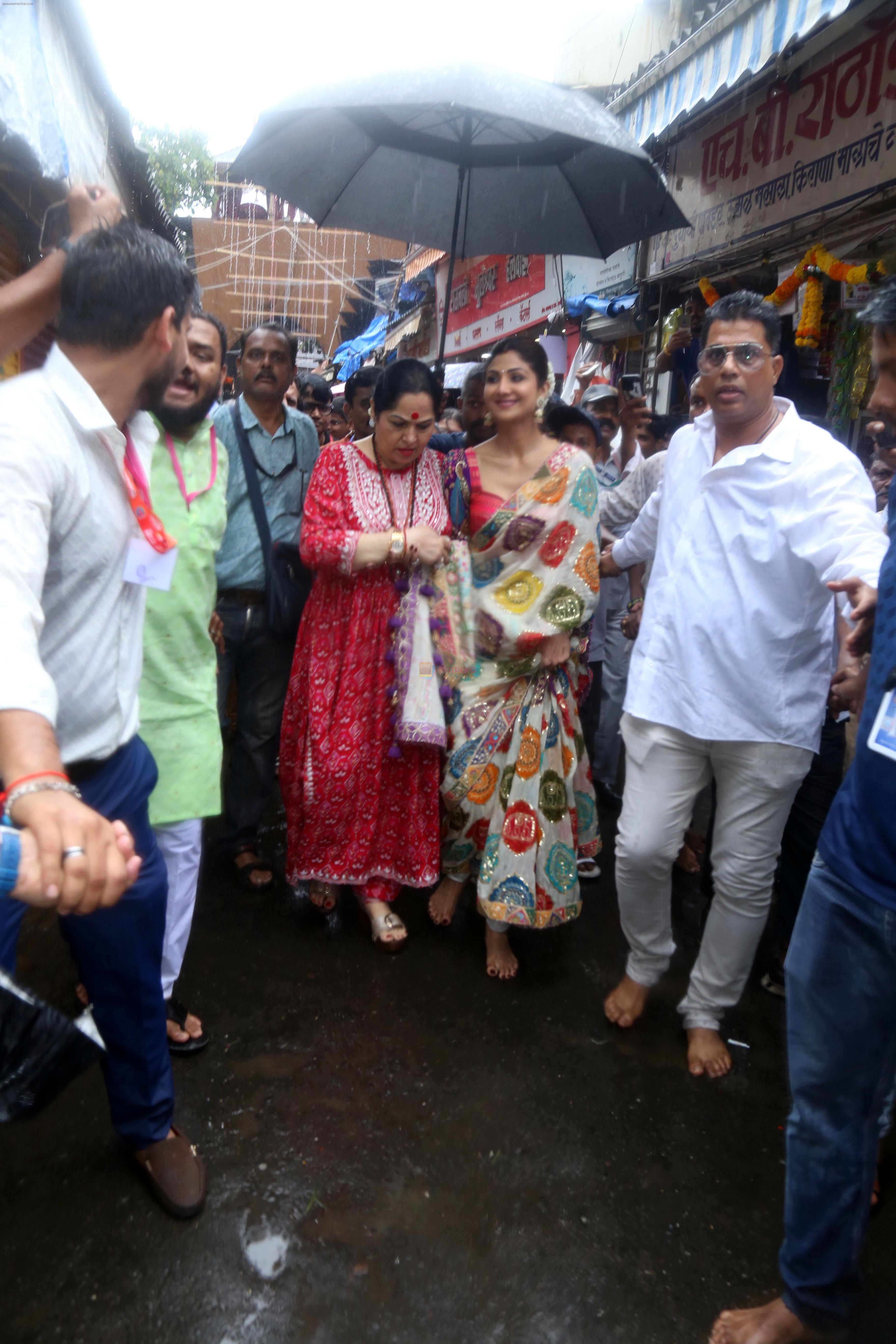 Shilpa Shetty, Sunanda Shetty visits Lalbaugcha Raja temple on 22nd ...