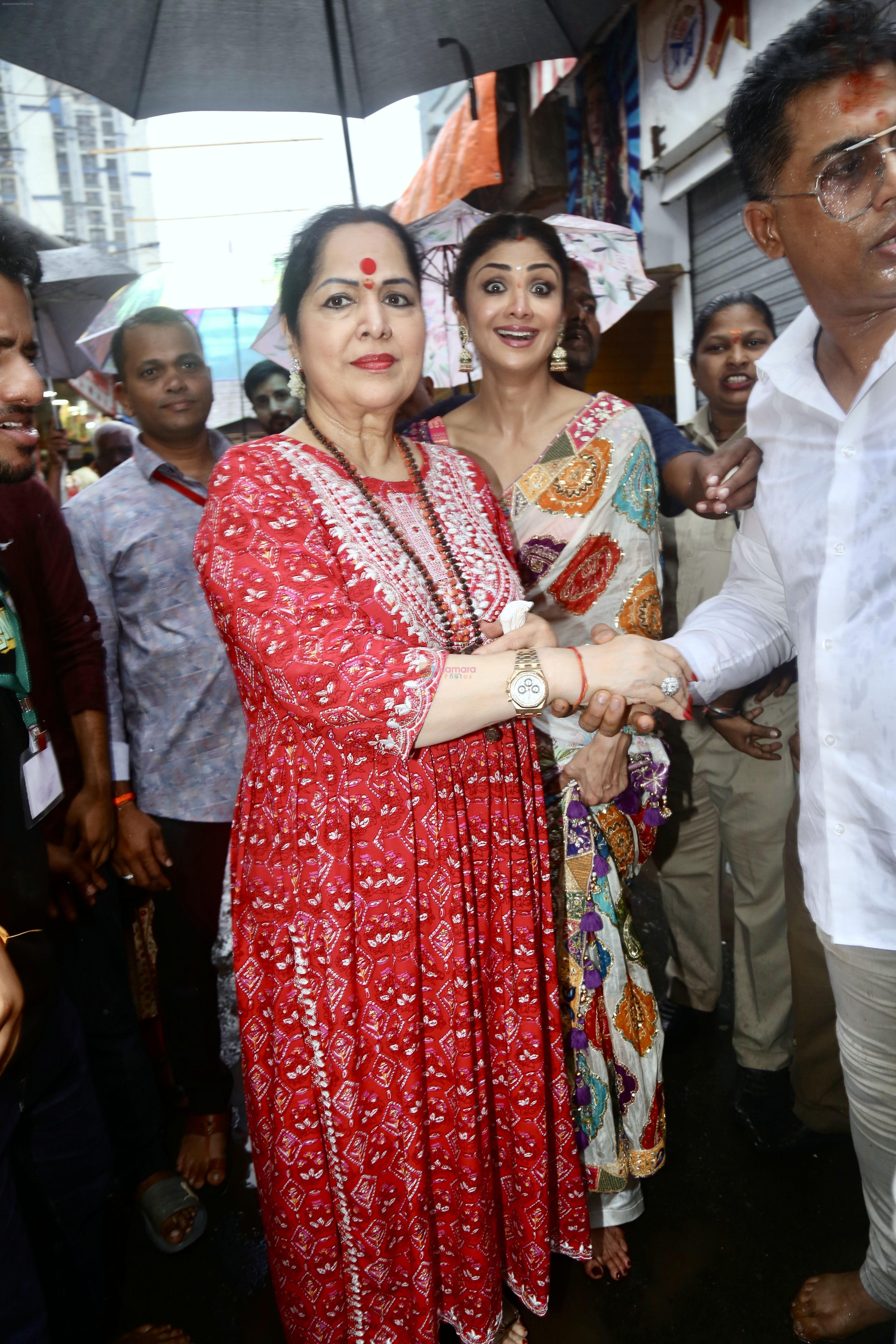 Shilpa Shetty, Sunanda Shetty visits Lalbaugcha Raja temple on 22nd ...