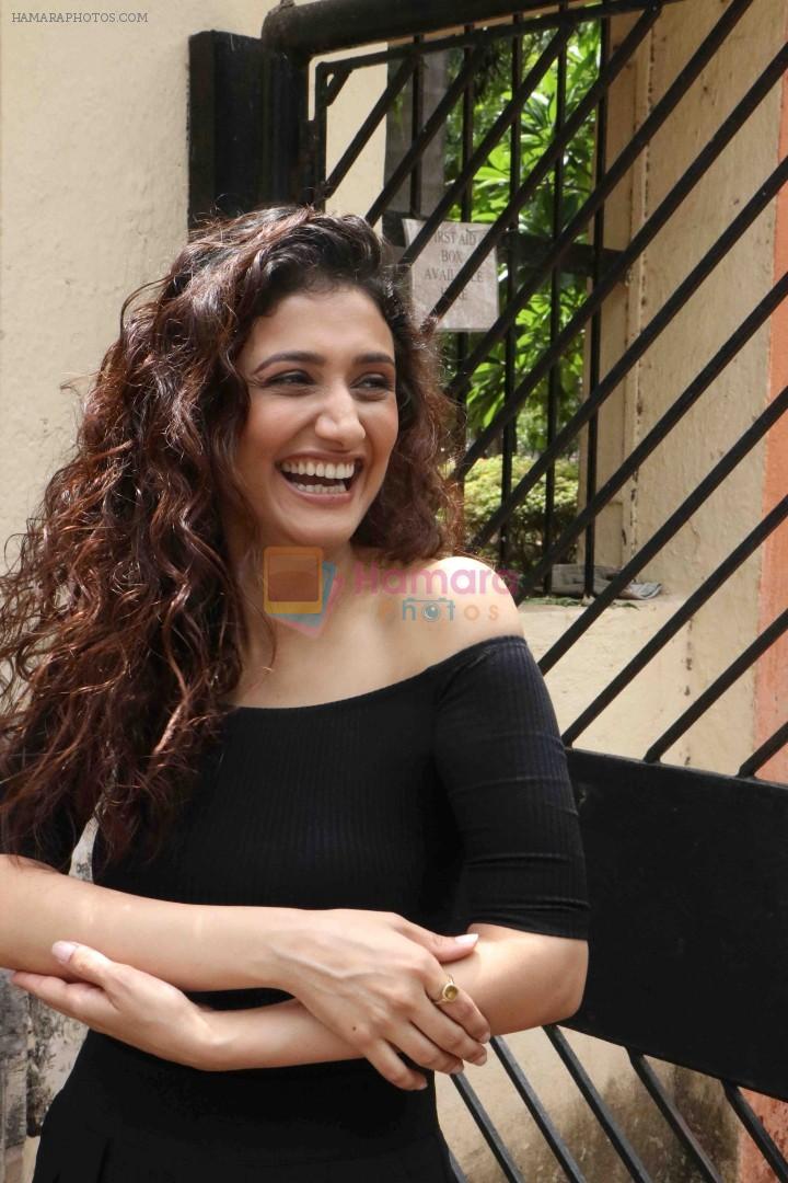 Shah Rukh sir is up there ; Ragini Khanna comments about clashing her ...