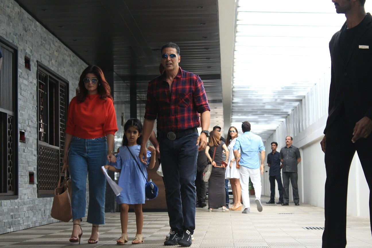 Akshay Kumar & Family Spotted At Hakkasan In Bandra