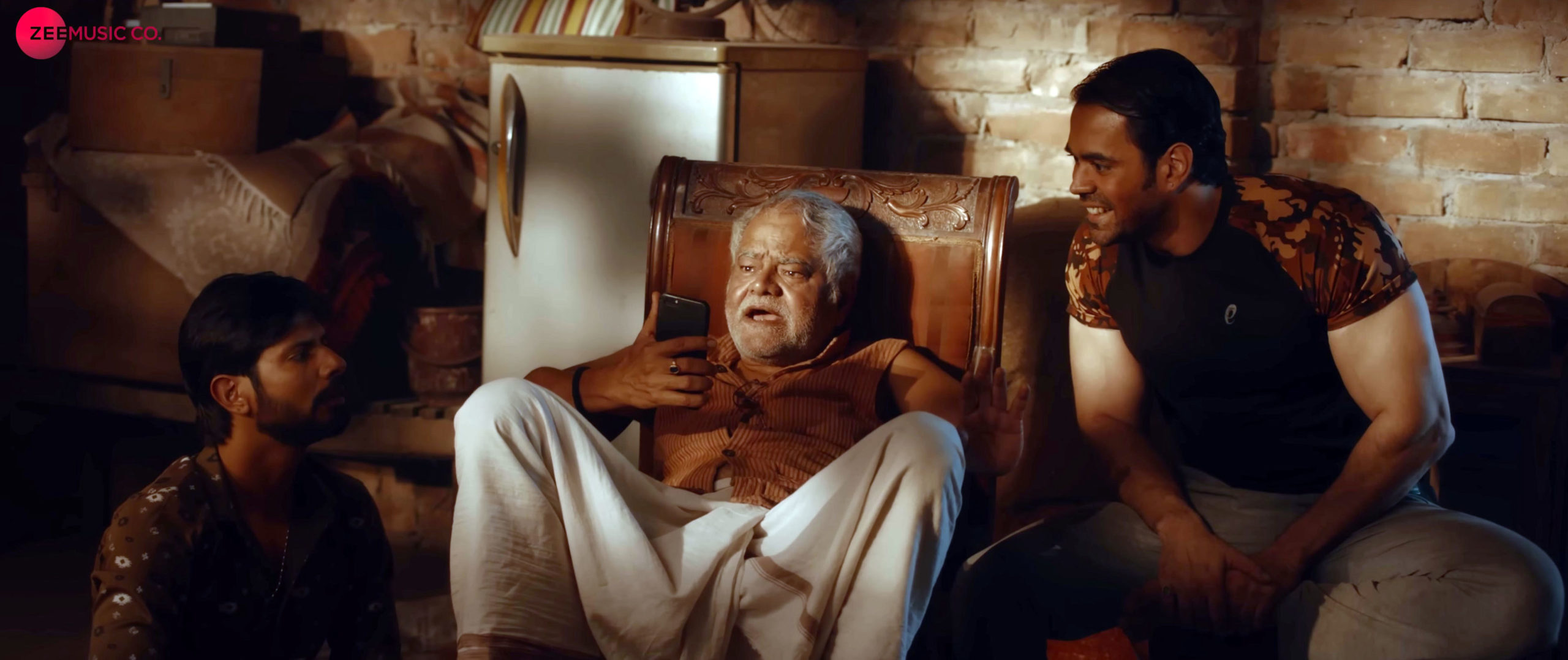 Jogira Sara Ra Ra: A Tale of Rustic Romance