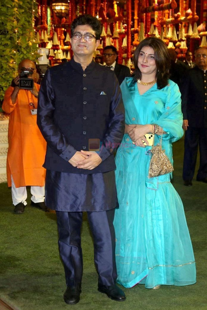 Aparna Joshi, Prasoon Joshi at Antilia for Ganpati Darshan