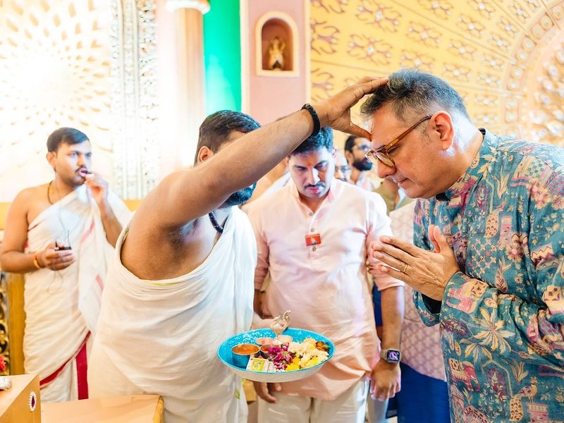 Boman Irani Visits Bhau Rangari Ganeshji in Pune