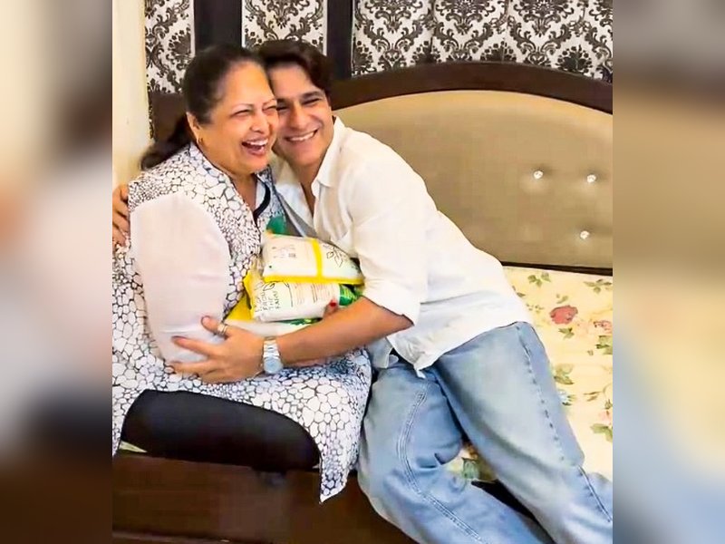 Sunny Hinduja bring desi atta to his mom in Dubai: ‘Atta maajhi satakli’